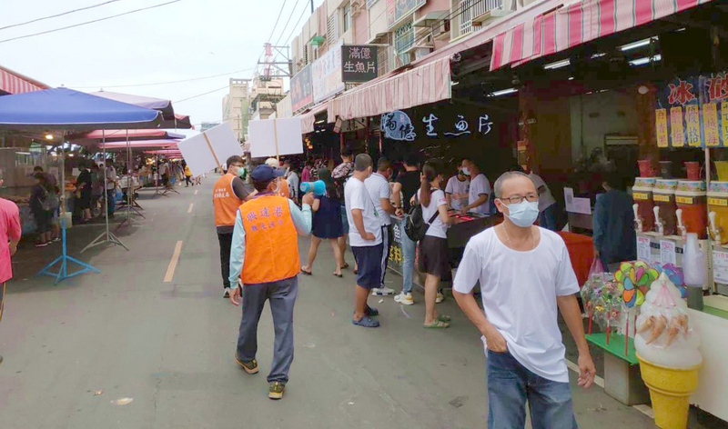 興達港漁市週末爆7000人潮 高雄市府勒令休市清消 | - 太報 TaiSounds